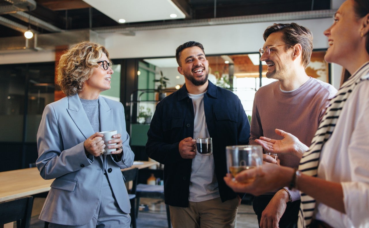 How to accept a job offer: steps, tips and templates